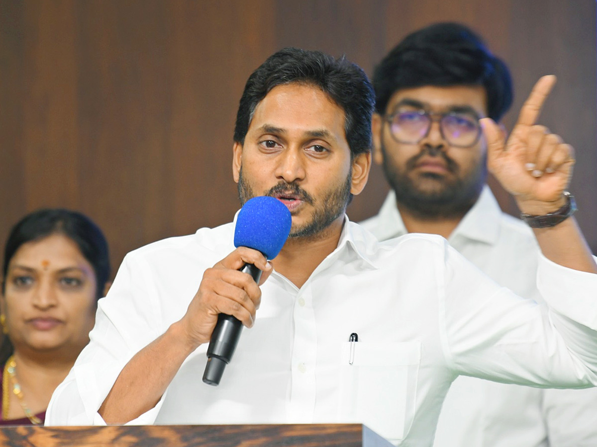 మీ తెగువకు హ్యాట్సాఫ్‌: వైఎస్‌ జగన్‌ (ఫోటోలు) | YS Jagan Meeting With Party Leaders At Rajampet ...